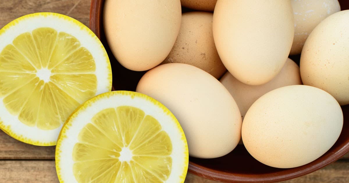 Gdy będziesz gotować jajka do wody dodaj plasterek cytryny. Zobacz dlaczego